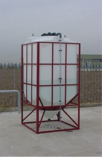 Gesloten rechthoekige tank met conische bodem - 2080 l | CGK Group