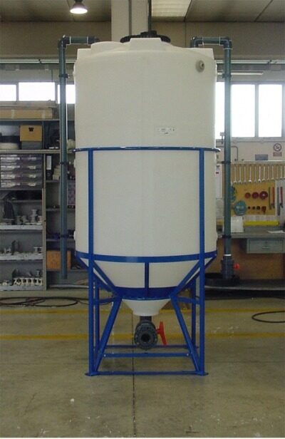 Closed round tank with conical bottom - 2000 l - H 2855 mm | CGK Group
